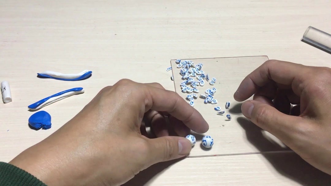 做手工能排解压力吗?手工彩泥自制青花瓷手链,操作简单还解压!