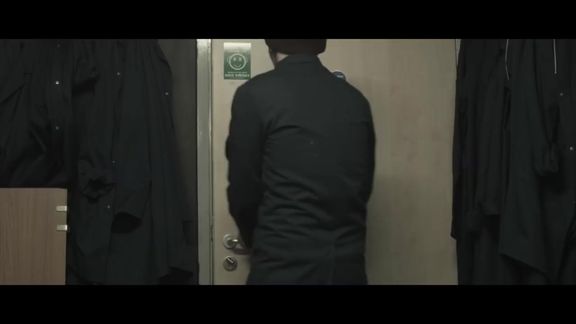 一个简单的推理故事,为何他第一次开不开门,第二次却轻松开开了