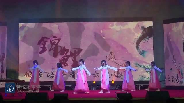 小姐姐们校园晚会上跳古风舞蹈,长裙飘飘,舞姿动人!