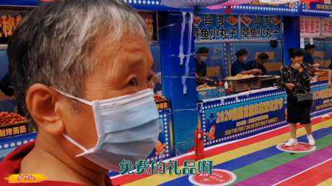 老夫妻俩来到了南昌市小吃街,小吃种类繁多,终于找到自己的口味