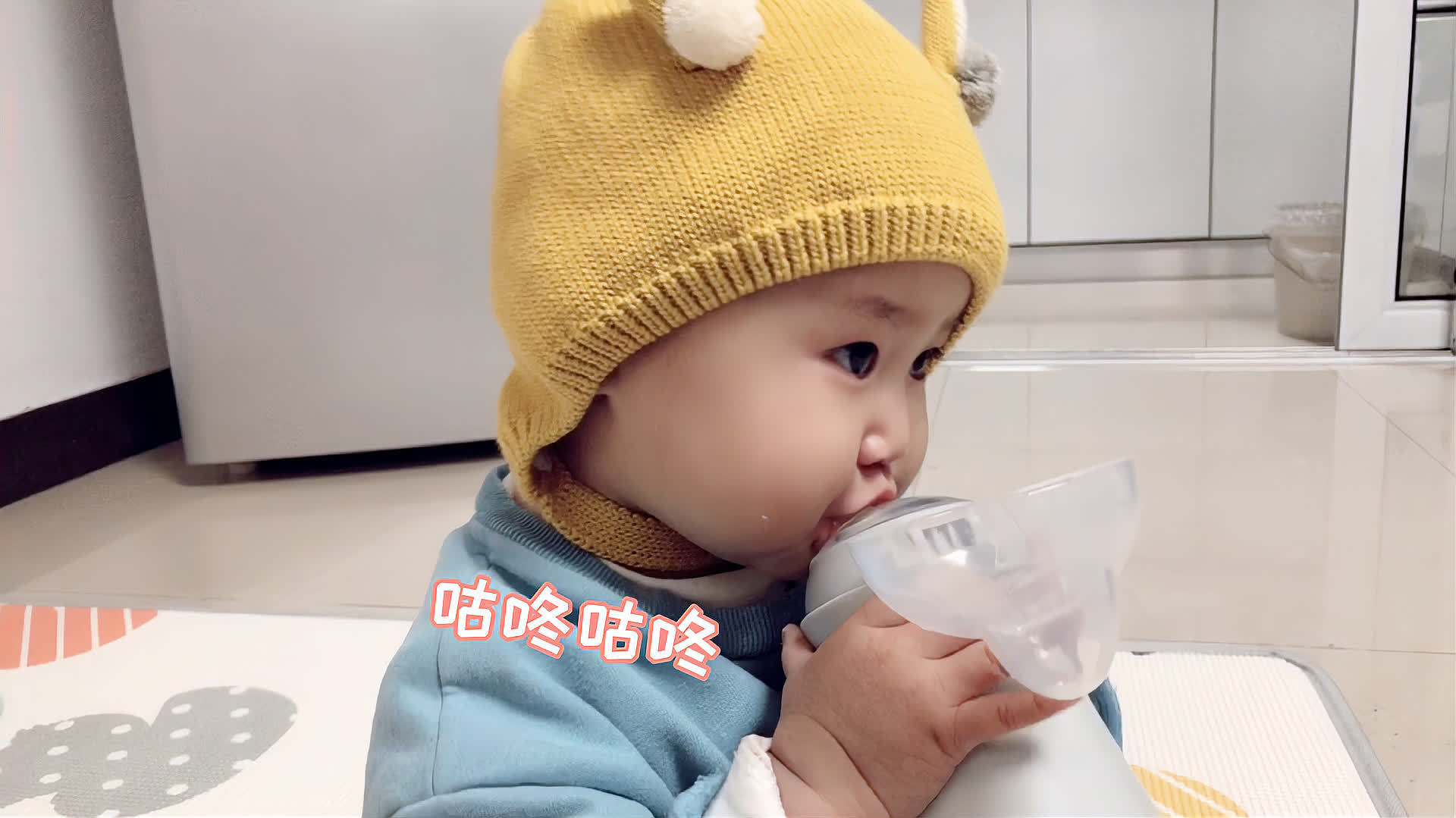 九个月宝宝渴了自己抱着杯子喝水,咕咚咕咚真带劲,真让父母省心