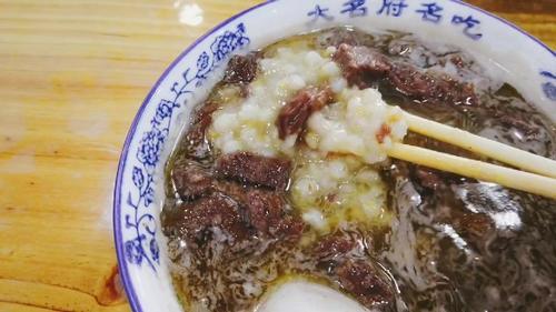 70多年老店的撒,9元一碗赠1个馒头,内里满满的牛肉卤子