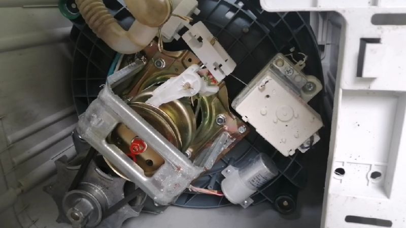 这台洗衣机,工作时没劲,这电容器很容易换