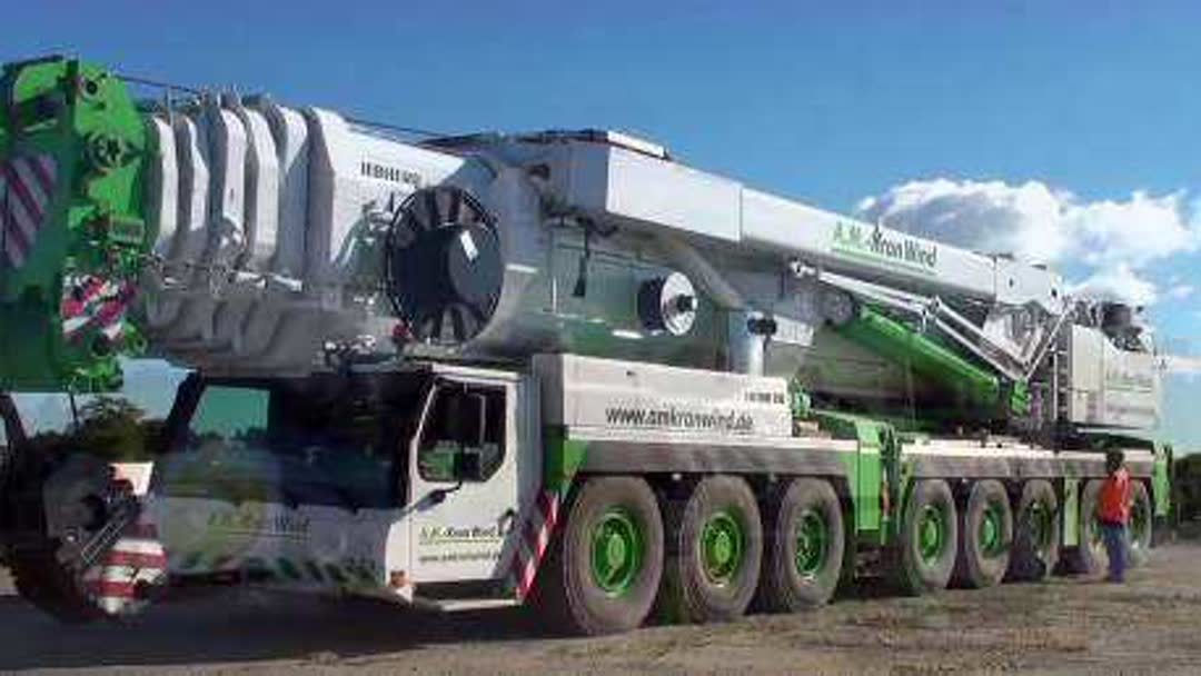 世界最强起重机,16个轮胎8轴驱动,能吊起500吨!