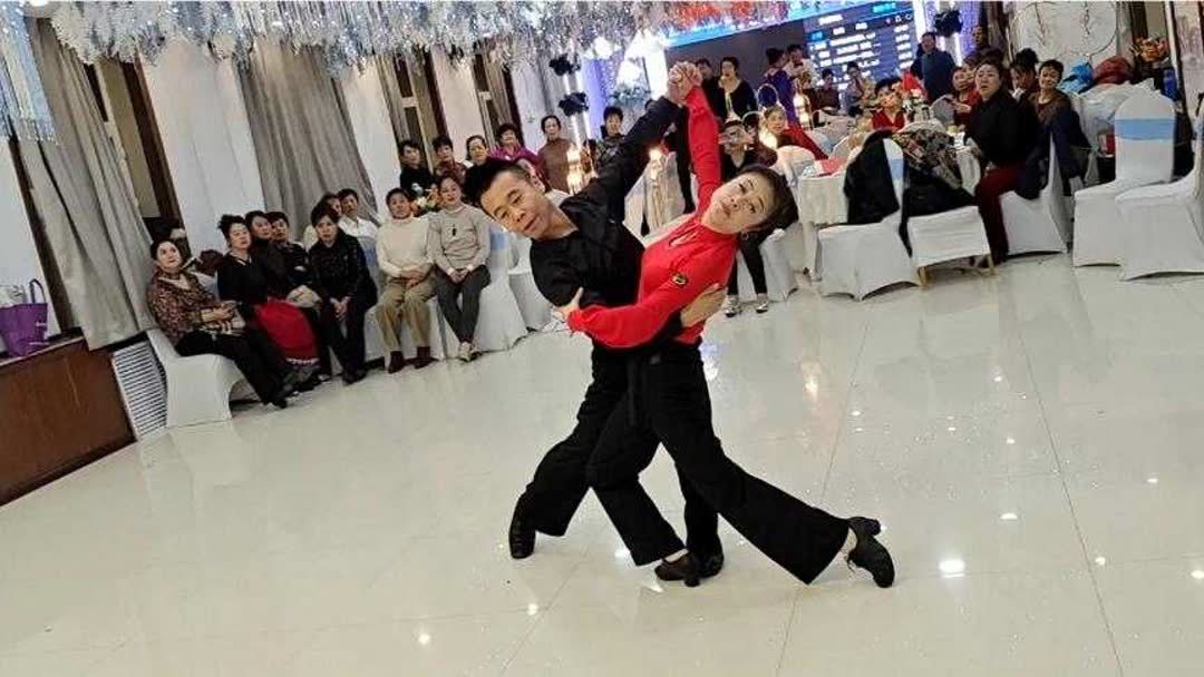 杨燕轻舞团二零二一年迎新春联欢晚会优秀节目~~爱情路上风雨多