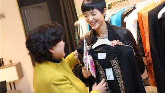 买衣服怕商家乱喊价?教你4个砍价技巧,少花冤枉钱,学会不吃亏