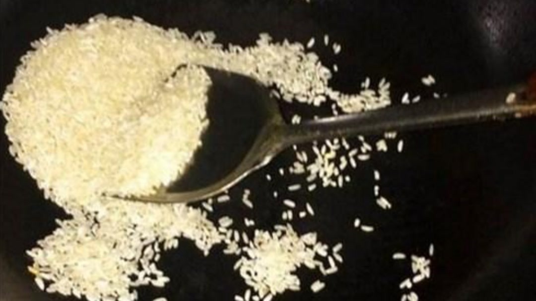 把大米炒一下,竟成了一味药,刮走肠道毒素垃圾,大肚子不见了!