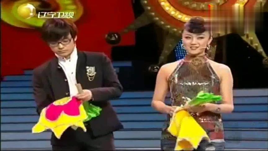 玖月传奇现场演唱二人转《双回门》,网友:手绢玩的挺溜