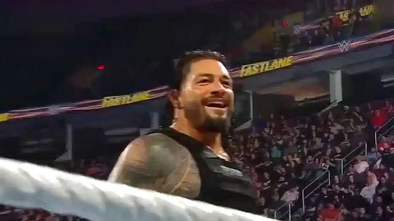 WWE:罗门伦斯入场金刚臂扫除障碍,送独狼台边飞车踢