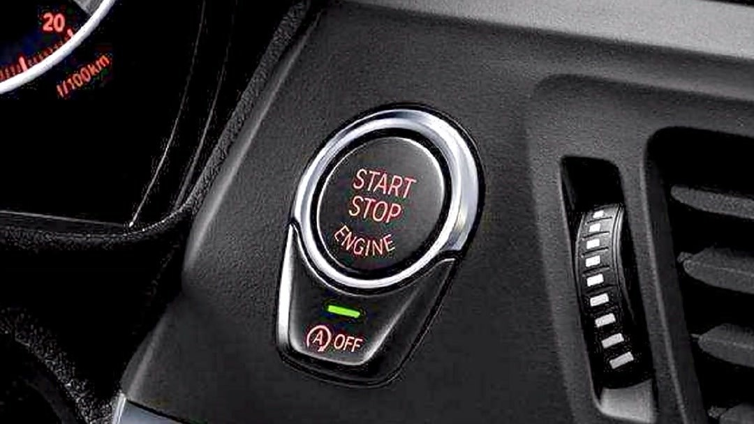 雨天开车,这个按钮一定要关闭,否则发动机提前报废,新手要注意