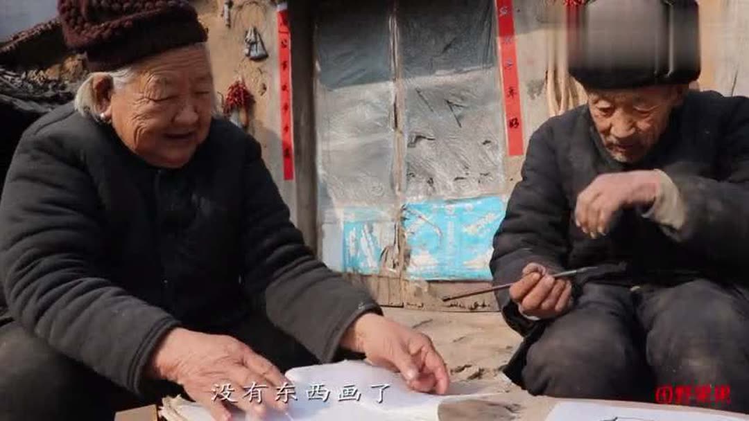 农村88岁爷爷画毛笔画,老人几笔下去好像很简单,奶奶都要画一