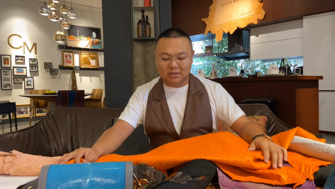 南非的鸵鸟皮,意大利原厂的牛皮,还有小羊皮,鳄鱼皮,都用包上