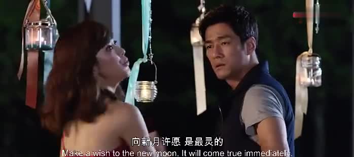 美女把自己装饰一番找男子,结果又是扭脚又是摔跤