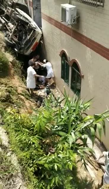 用这种日子出门上坟祭祖,发生特大车祸三人死亡,十几人受伤!