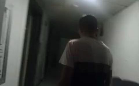 “不要给陌生人开门” 男孩半夜被人敲门直接报警