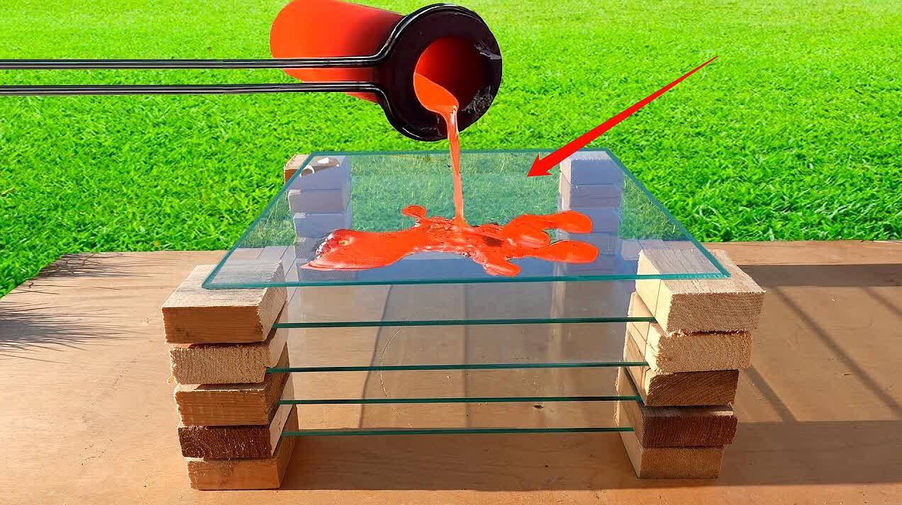 将1500度的岩浆倒在钢化玻璃会怎样?老外亲测,镜头记录全过程