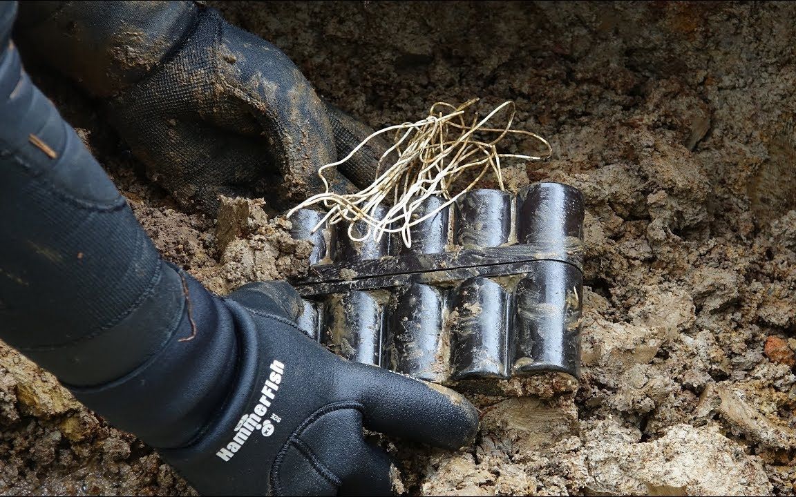 【尤里·加加林】用金属探测器寻找河中二战遗物