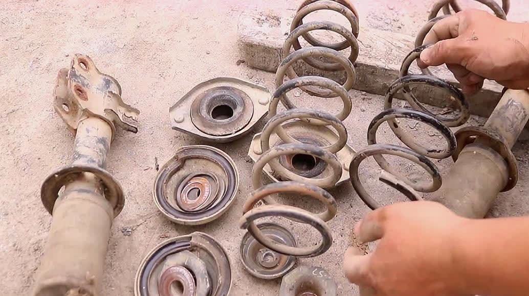 报废减震器是好东西,拆出弹簧制作成坐凳,坐起来超舒服