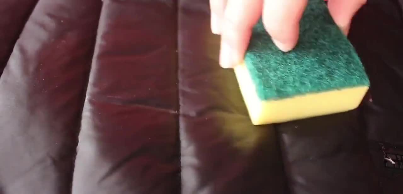 羽绒服沾上了脏东西不用急着清洗,用它喷一喷,一擦就干净