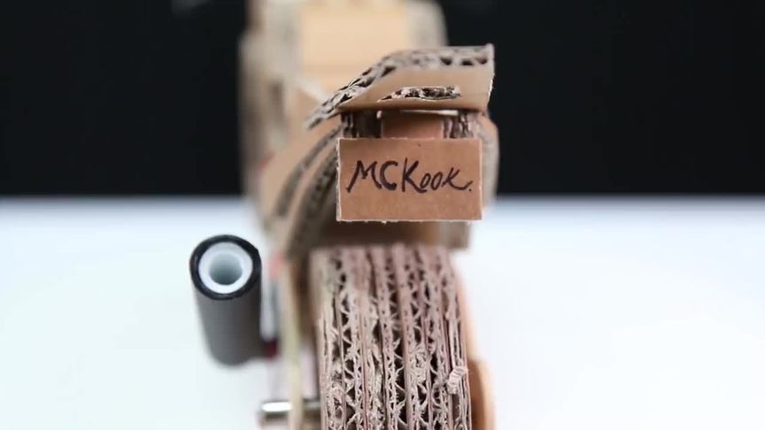 用废纸板给孩子制作迷你电动摩托车玩具模型