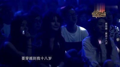 我想敢清唱开头的歌手也只有黄绮珊了吧,现场一首《坦诉》引尖叫