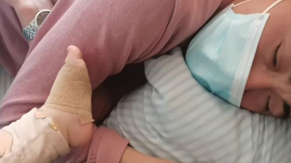 今天小可爱又打针了,支气管肺炎,爸爸也回来了