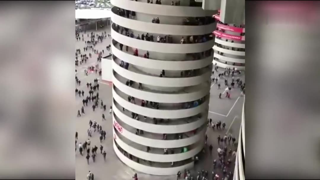 厉害了,这是旋转电梯还是旋转楼梯?