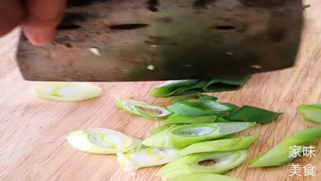 面条的懒人做法,往电饭锅里一丢,不放水不放油,做法简单还好吃