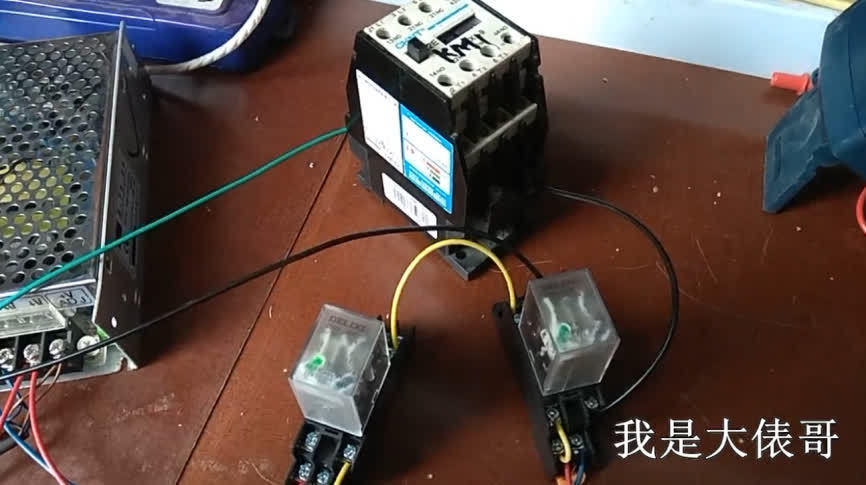 电工知识:2个继电器1个接触器1套对射光电开关组成的保护电路