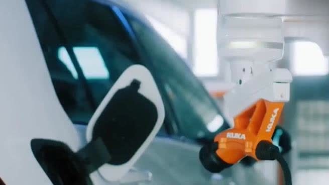 专为懒人设计,电动车自动充电机器人,比加油还方便!