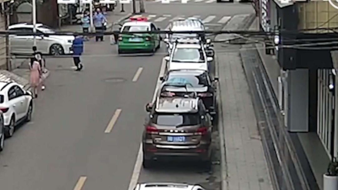 8岁男童突然横穿马路被撞伤 交警:娃娃主责 责任由监护人承担