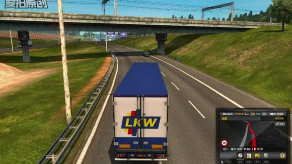 《欧洲卡车模拟2》耍帅不看路开得忘乎所以,啪叽撞到路障,卡车整个飞...