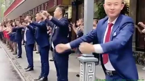这老板一看就不会做生意,用这种方式吸引顾客,究竟是怎么想的?