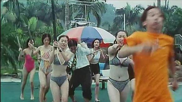 几名男子偷看美女换衣服,被发现后,被美女们一顿暴打