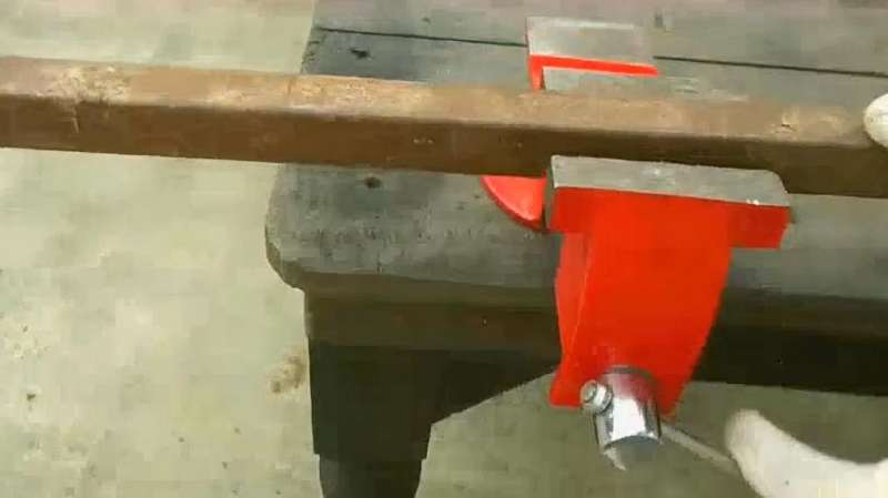小伙制作了一件工具,专门用来放角磨机磨片,好有创意