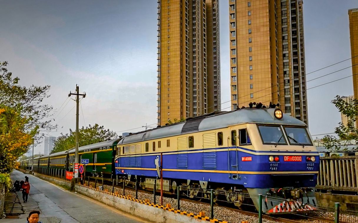 上局合段DF11内燃机车0300号机牵引成都——上海K1158次列车通过...