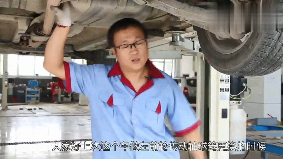 小轿车后减震器漏油,小伙自己买配件更换,只花了200就修好了