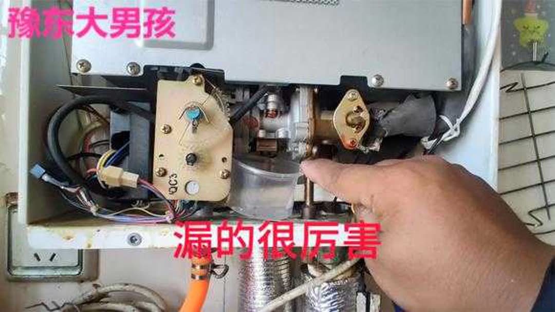 燃气热水器漏水打不着火,其实只需要换个小零件,拆卸步骤来了