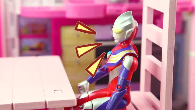 梦比优斯奥特曼去超市,买奥特擂台荣耀卡片迷你特工...