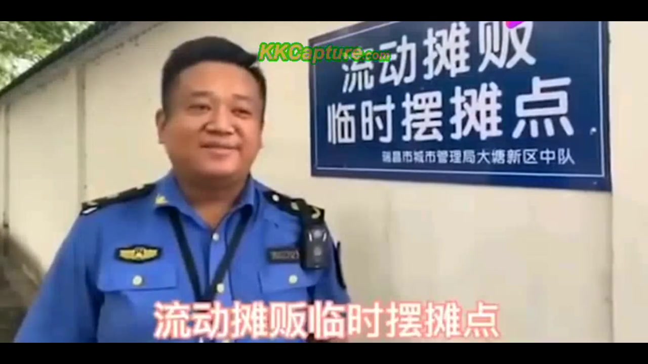 城管喊摊贩出来摆摊,摊贩:我不相信