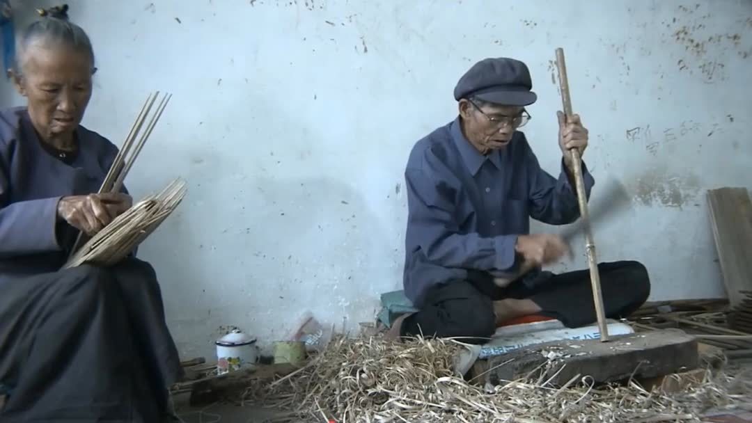 手艺人的末路绝唱;老人一生坚守传统油纸伞制作直到生命的最后