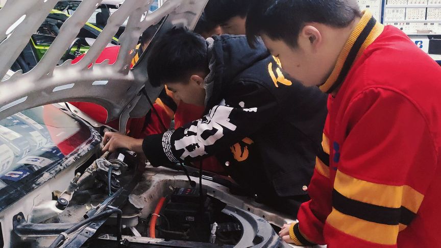 邯郸北方实训课汽车前档雨刮器结构拆装检修