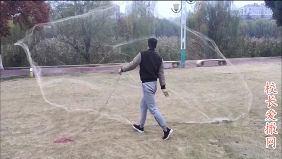 小伙学撒网二十八集,热心网友前来指导技术动作要领,果然出奇效