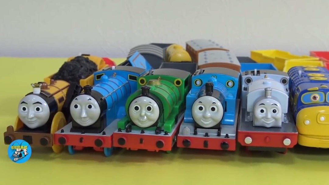 少儿益智电动火车组装火车头车厢安装电池车头车厢对接亲子互动