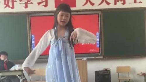 女孩平时在班级默默无闻,元旦主动报节目表演跳舞,舞姿活泼跳得非常好!