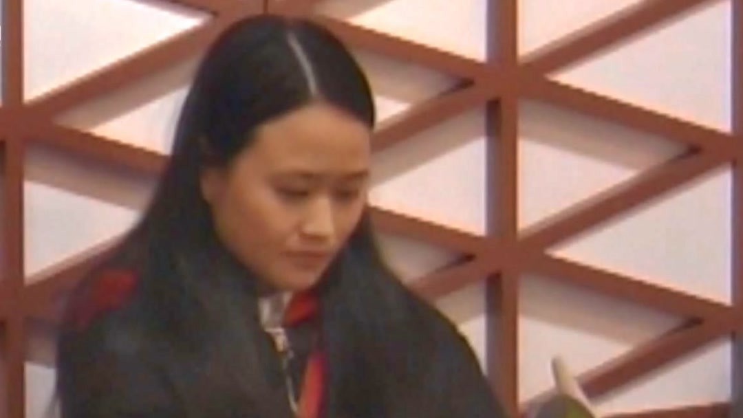 你会怎么做:目睹有人用假戒指求婚,陌生女孩为何选择欲言又止呢
