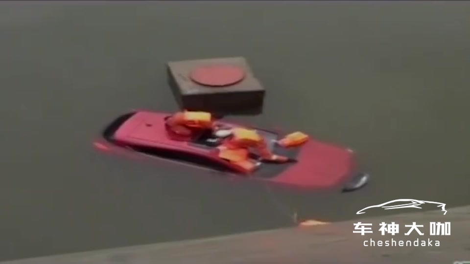 车掉河里后,如何在黄金时间自救?