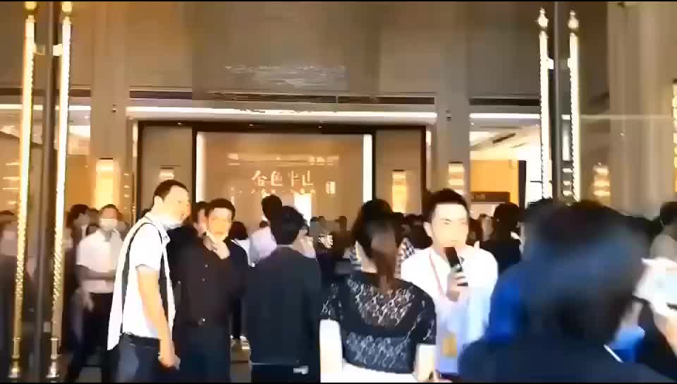 金色半山再一次刷爆朋友圈 早上截止到现在2600个筹,400套房#幸福里...