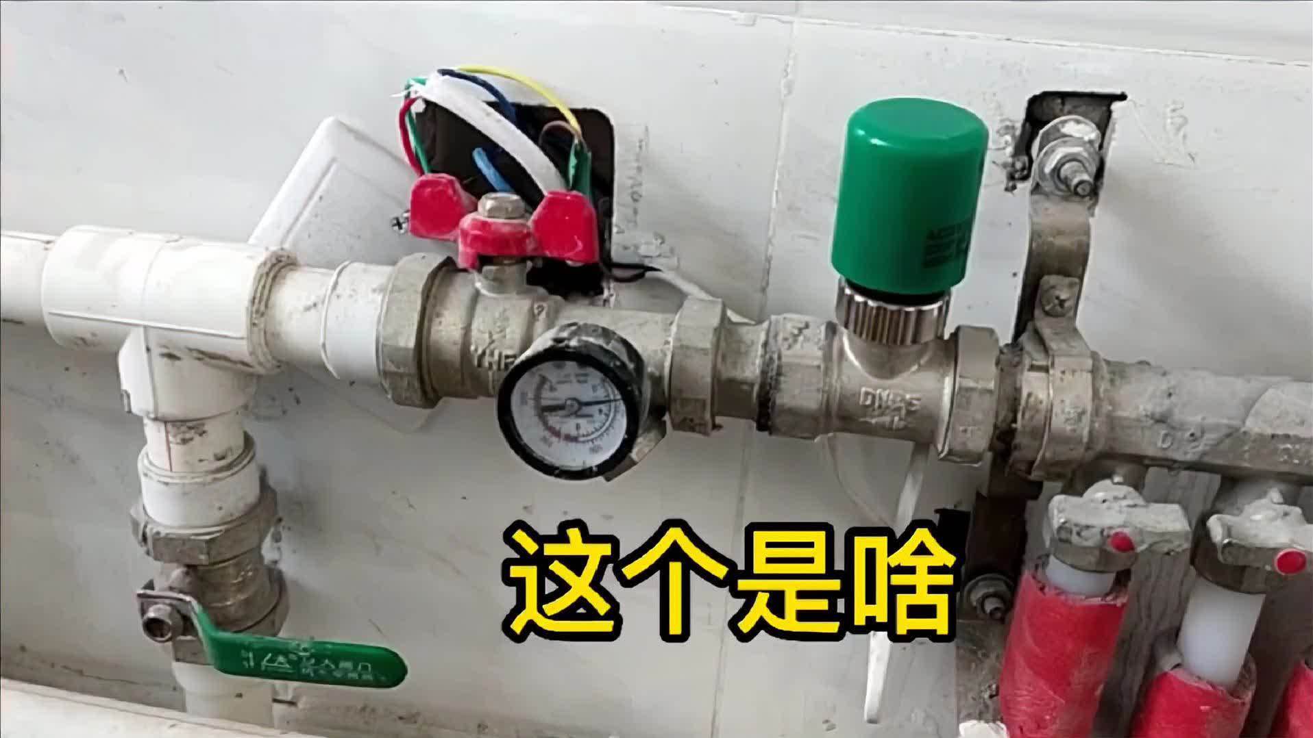 这就是精装房工程上安装的地暖恒温系统,很简单的一个大坑
