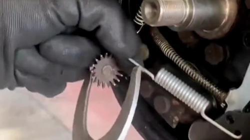 汽车更换刹车片,这种和其他的不一样,刹车片藏在里面考验师傅的技术